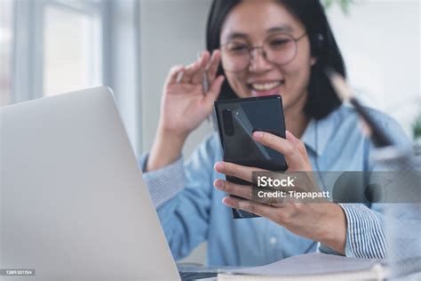 아시아 비즈니스 여자 만드는 얼굴 시간 화상 통화 통해 휴대 전화 Brand Name Smart Phone에 대한 스톡 사진 및 기타 이미지 Brand Name