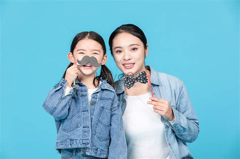 친밀한 엄마와 딸 재미 작은 소품을 들고 사진 무료 다운로드 Lovepik