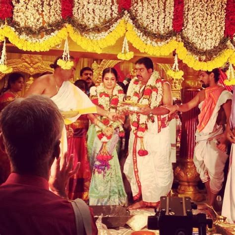 நடிகை ஸ்ரீ துர்காவின் குடும்பத்தை பார்த்து உள்ளீர்களா என்ன ஒரு அழகான குடும்பம் புகைப்படம்