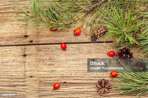 새해와 크리스마스 오래된 나무 보드 배경입니다 에버그린 소나무 가지 콘 장미 엉덩이와 인공 눈 배경 화면 인사말 카드 장식 된 배경 0명에 대한 스톡 사진 및 기타 이미지