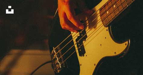 밤에 일렉트릭 기타를 연주하는 사람 사진 Unsplash의 무료 기타 이미지