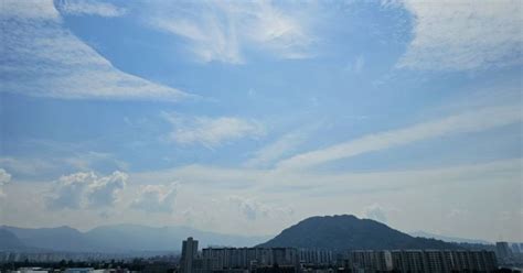 Ufo의 흔적인가춘천서 포착된 뻥 뚫린 구름의 정체