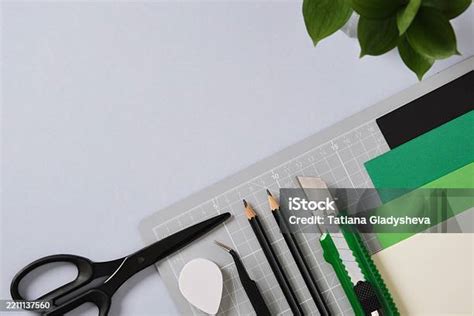 종이 공예 도구 가위 공예 칼 연필 핀셋 지우개 커팅 매트 회색 배경에 종이 텍스트를 위한 위치입니다 0명에 대한 스톡 사진 및 기타 이미지 Istock