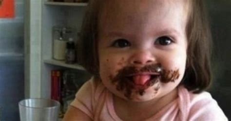 아이스크림 처음 본 아기 입 주위에 가득그렇게 맛있니