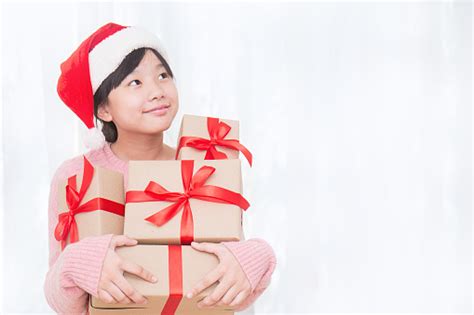 작은 귀여운 아시아 소녀의 초상화 빨간 모자를 들고 선물 의 상자를 들고 카피 스페이스 크리스마스 복싱 데이 컨셉으로 올려다 보세요 12월에 대한 스톡 사진 및 기타 이미지