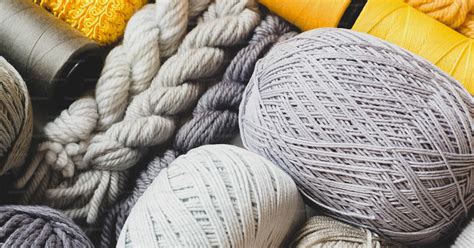 서로 위에 앉아있는 실 공 무리 사진 Unsplash의 크로 셰 뜨개질 이미지