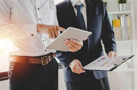 직업 훈련 새로운 매니저 보스 멘토 스탠딩 온라인 작업 모바일 태블릿 젊은 인턴 도제 학습 통계 차트 사무실에서 작업 인턴쉽