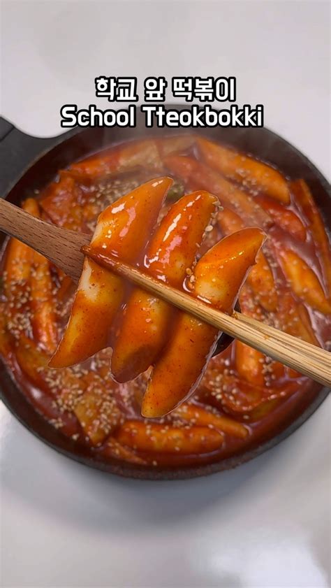 불닭 카레 덮밥 재료 계란 양파 소시지 물 180ml 카레가루 2 불닭 소스 케첩 1 2 레시피 1 계란 프라이 하나 해줘요 2 양파 소시지