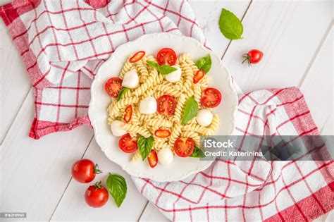 체리 토마토 미니 모 짜 렐 라 치즈와 신선한 바 질 나무 테이블에 흰색 세라믹 접시에 파스타 0명에 대한 스톡 사진 및 기타 이미지 Istock