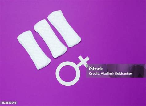 생리 일 개념입니다 여성 성별 기호 보라색 배경에 패드 여자의 위생 평면도 0명에 대한 스톡 사진 및 기타 이미지 0명 Femen Revolution Istock