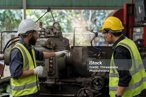 남자 기술자는 철강 공장에서 일하고 있습니다 강철 기계에서 일하는 안전 헬멧에 남자 노동자 2명에 대한 스톡 사진 및 기타