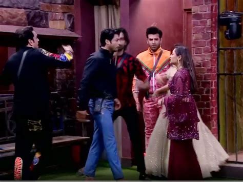 Bigg Boss 13 सलमान खान के आगे भिड़े सिद्धार्थ शुक्ला रश्मि देसाई अरहान खान की फटी शर्ट Rashmi