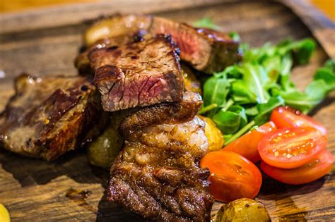 Bistecca 곡물 공급 Ribeye 건조 한 골과 건조 숙성 겨자와 바다 소금과 함께 제공 됩니다 0명에 대한 스톡 사진 및 기타 이미지 Istock