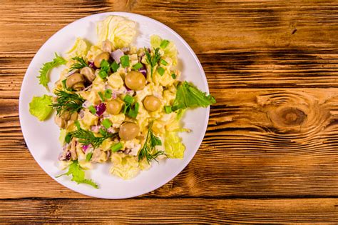 절인 버섯 계란 빨간 양파 삶은 감자와 마요네즈와 샐러드 나무 테이블에 평면도 감자 요리에 대한 스톡 사진 및 기타 이미지