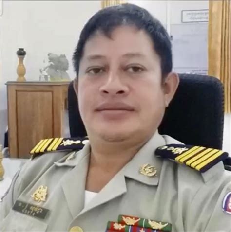 ចប់បណ្តោយ មេនគរបាលចរាចរណ៍ខេត្តកំពង់ធំ ស្រវឹងបើកឡានបុករនាំងរូបសំណាកលោកតាអាចារ្យលាក់