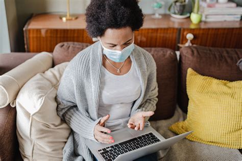 집에서 화상 통화에 얼굴 마스크를 가진 성숙한 아프리카 여성의 초상화 40 44세에 대한 스톡 사진 및 기타 이미지 40