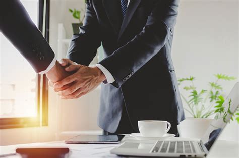 파트너십비즈니스 피플 핸드셰이크 그룹 회의실 사무실 축 투자자 성공 파트너십 팀워크 재정 및 연결 개념에서 비즈니스 회의를 마친 후 계산기에 대한 스톡 사진 및 기타 이미지