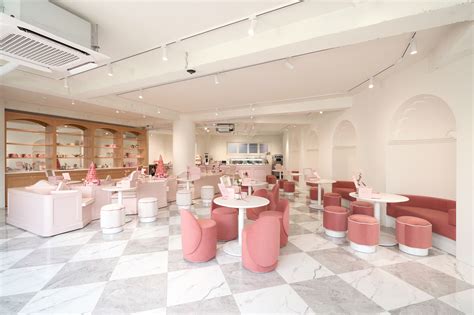 핑크빛으로 거리를 물들인 데이지크 성수 플래그십 스토어