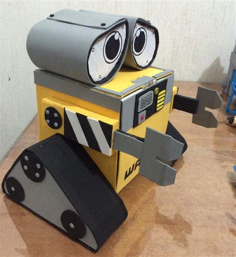 Wall E Hecho De Carton Y Foamy Manualidades Amino Manualidades