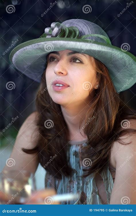 Mujer En Un Sombrero De Paja Imagen De Archivo Imagen De Atractivo Hermoso