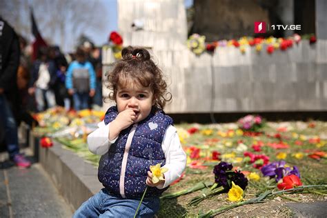 ბავშვები 9 აპრილის მემორიალთან [ფოტო] 1tv