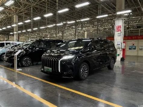 دانگ فنگ U Tour V9 معرفی شد؛ ون لاکچری و محصول جدید فردا موتور؟