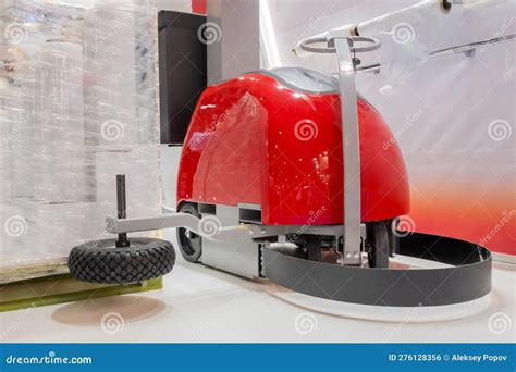 palletizing robot loading heavy objects onto pallets with motorized