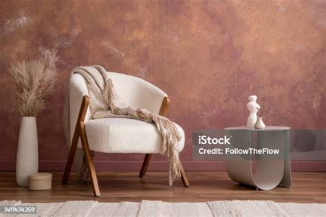 현대적인 구성은 흰색 안락 의자 커피 테이블 말린 꽃병과 개인 액세서리가있는 거실 인테리어입니다 가정 장식 템플렛 가구에 대한 스톡 사진 및 기타 이미지 Istock