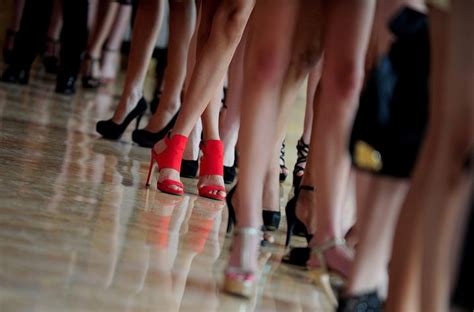 Un Photographe De Mode Soupçonné De Viols Et Dagressions Sexuelles Sur