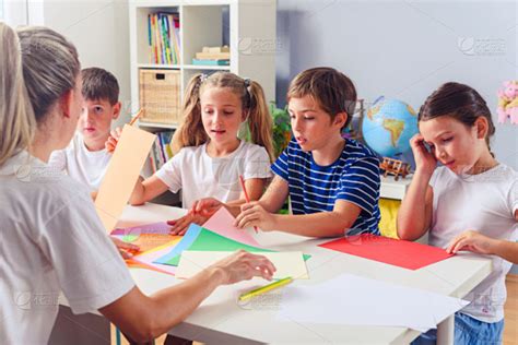 儿童 教师 美术工艺 母亲 创造力 文书工作 家庭生活 小学 指导教师 女孩素材 花瓣网