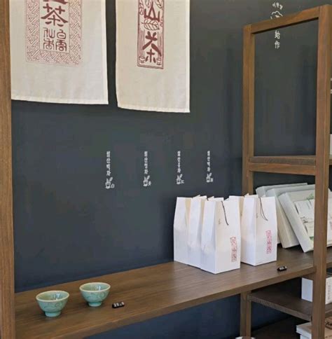 이한영茶문화원 백운차실 이한영茶문화원백운차실 백운차실의 생과일요거트 여름 버전입니다 계절을 닮아 색도 맛도 쨍한 제철과일을 듬뿍 올려드려요 과일향이 나는