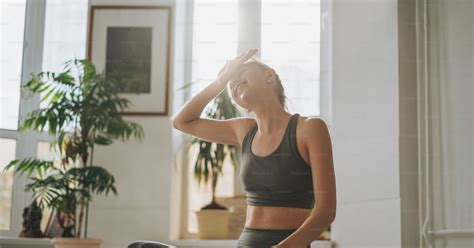 젊은 맞는 여자는 그린 하우스 식물이 있는 가벼운 요가 스튜디오에서 요가를 연습한다 사진 Unsplash의 초상 이미지