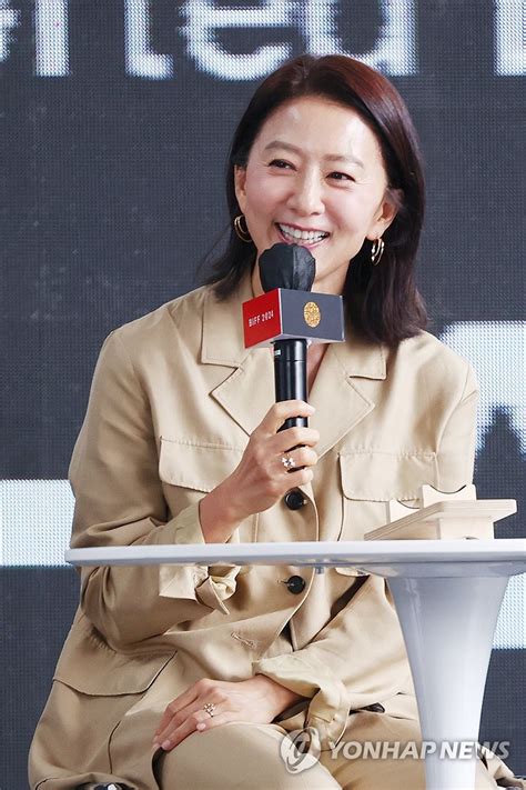 환하게 웃는 김희애 연합뉴스
