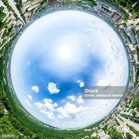 교차로와 도로 주택 건물 공원 및 주차장이있는 공중 도시 전망 화창한 여름 파노라마 이미지 0명에 대한 스톡 사진 및 기타 이미지 Istock