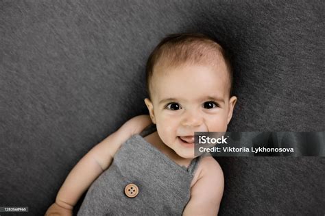 귀여운 신생아 회색 배경에 행복한 아기 신생아의 클로즈업 초상화 아기 상품 포장 템플릿 보육 의료 및 건강 한 개념 크리스마스 새해 6 11 개월에 대한 스톡 사진 및 기타