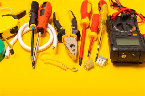 복사 공간이 있는 대리석 배경에 전기 장비 평면도 전기 공구 세트 멀티 미터 테스터 스크루 드라이버 커터 덕트 테이프 램프 줄자 및 와이어 플렛 누워 0명에 대한 스톡 사진