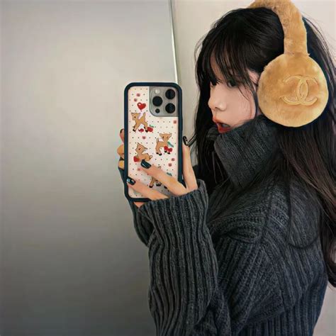 女生戴可爱耳罩手持手机，手机壳上有小鹿图案超萌 男女头像｜𝑾𝒆𝑪𝒉𝒂𝒕小众头像表情包图片动图 求表情网 斗图从此不求人