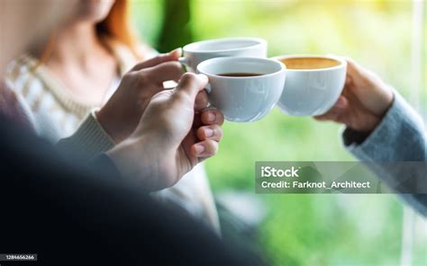 한 무리의 젊은이들이 함께 커피 컵을 마시고 깜박이는 것을 즐겼습니다 축배에 대한 스톡 사진 및 기타 이미지 축배 커피 마실 것 아침 식사 Istock