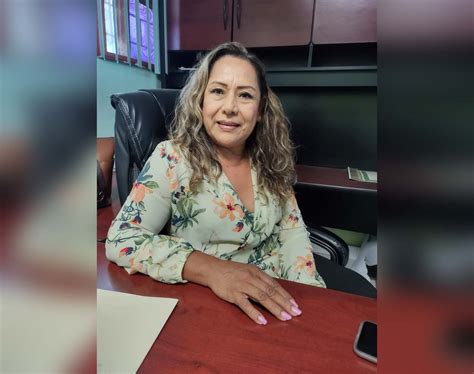 Le Dan La Espalda A Gloria Valdez