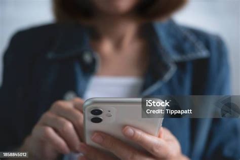 젊은 아시아 여성의 손을 잡고 휴대 스마트 폰을 사용하는 클로즈업 30 34세에 대한 스톡 사진 및 기타 이미지 30 34세 Brand Name Online