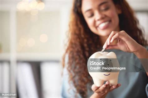 한 행복한 젊은 혼합 인종 여성은 돼지 저금통을 들고 동전을 저축으로 입금합니다 히스패닉 여성은 재정 예산을 책정하고 미래에 돈을 투자합니다 재정적 자유를 위한 자금 절약