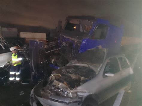 Quatro Veículos Se Envolveram Em Grave Acidente Na Br 101 Penha
