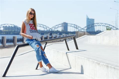 Belle Fille à Lunettes De Soleil Photo Gratuite