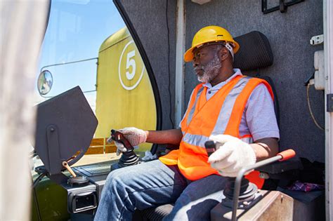 운송 마당에서 지게차를 사용하는 아프리카 계 미국인 남성화물 취급기 노인에 대한 스톡 사진 및 기타 이미지 노인 직업 직원 Istock