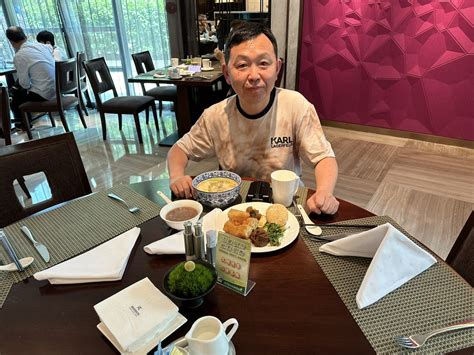 黄河边 On Twitter 上海五星级宾馆的早餐真是太奢华了，某人的13道算啥这里一百多啊，中西全上，但老黄我只适合中式的，而且全部上海