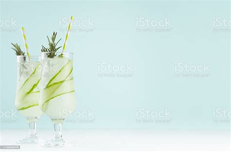 디 톡 스 상쾌한 음료얼음 조각 짚 로즈마리 라임을 화이트 우드 보드와 파스텔 민트 컬러 배경에 있는 포도주 잔에 오이 물 가벼운에 대한 스톡 사진 및 기타 이미지 Istock