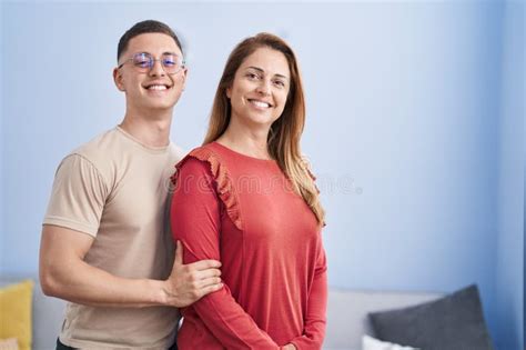 Madre E Hijo Hombres Y Mujeres Juntos En Casa Foto De Archivo Imagen