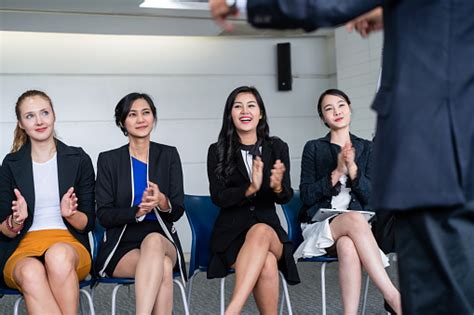 전문 젊은 아시아와 백인 관객 사무실에서 파트너십에서 그룹 회의 프리 젠 테이 션에 박수 사업가와 경제녀는 위대한 성공 성취를 축 하 합니다 감사에 대한 스톡 사진 및 기타