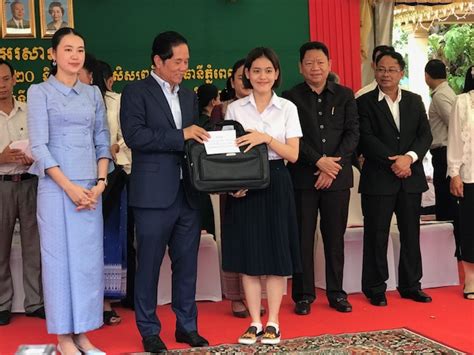 ឯកឧត្ដម ឃួង ស្រេង ផ្ដល់រង្វាន់ដល់សិស្សពូកែ និងសិស្សប្រឡងជាប់និទេ្ទស A ក្រសួងព័ត៌មាន