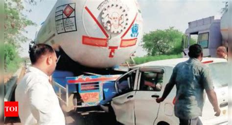 Car Rams Into Parked Tanker On Mumbai Pune Expressway Passersby